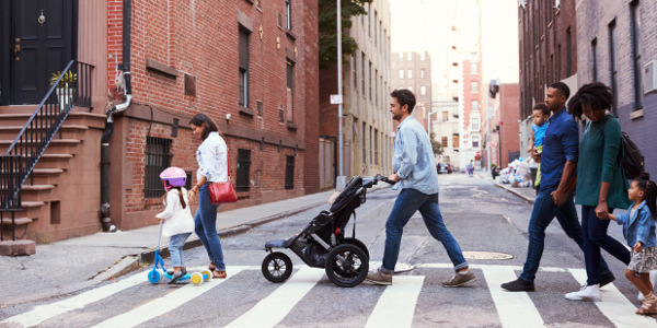 Voyager avec une poussette : comment ça marche